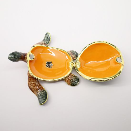 The Silver Queen. Kingspoint Designs Papa Sea Turtle with Baby Trinket ...